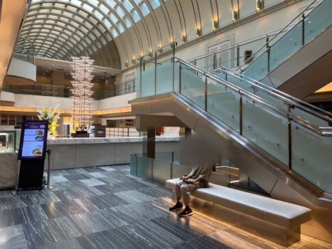 【大阪梅田】無料で休憩できる場所の決定版！阪急、JR、KITTE、グランフロント、茶屋町等で座れるベンチ25選！アクセス、座り心地まとめ | USJハック