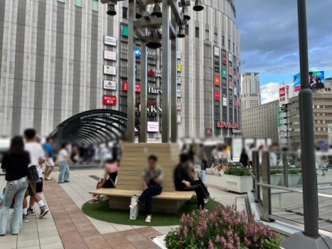 【大阪梅田】無料で休憩できる場所の決定版！阪急、JR、KITTE、グランフロント、茶屋町等で座れるベンチ25選！アクセス、座り心地まとめ | USJハック